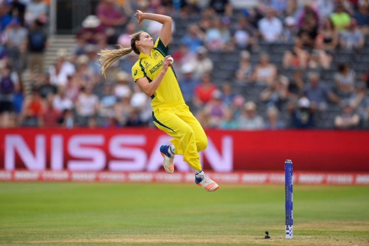 Perry And Mooney Power Australia Past England | Racing and Sports