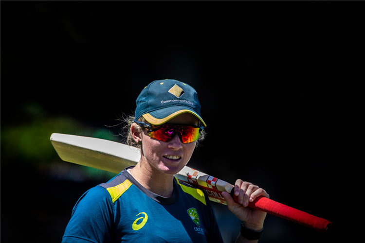 Mooney Shines Before Back Issue In Aussie Rout | Racing and Sports